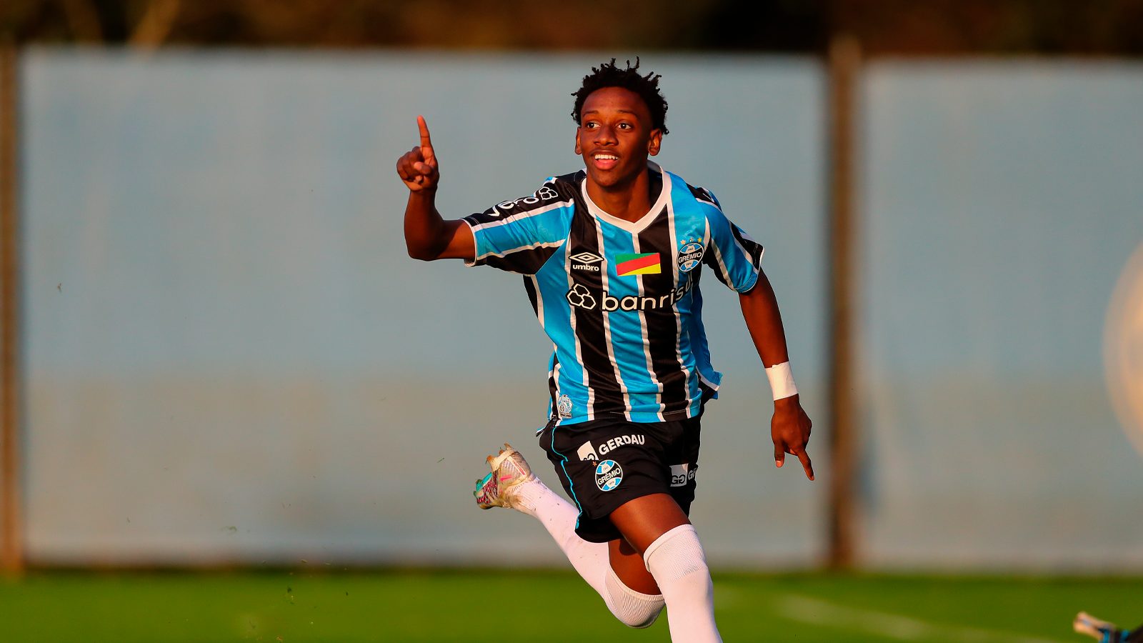 Após interesse do Chelsea, Gabriel Mec avisa Grêmio e define futuro em ...