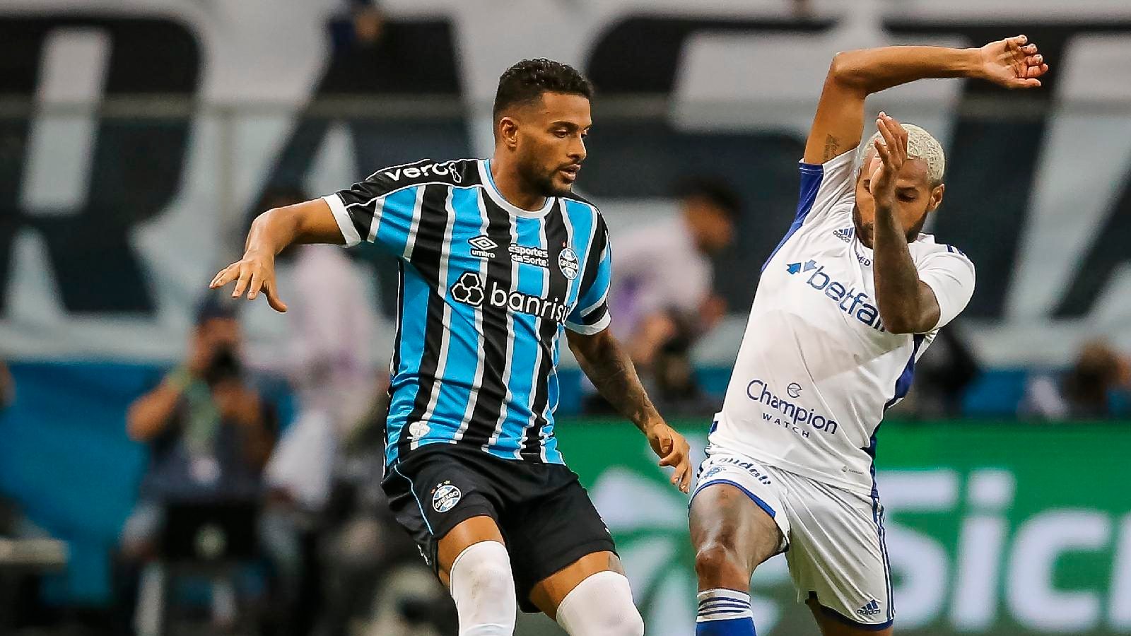 Reinaldo, do Grêmio, é disputado por dois gigantes do futebol ...